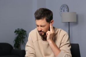 Pito en los oídos: causas, significado y cuándo consultar